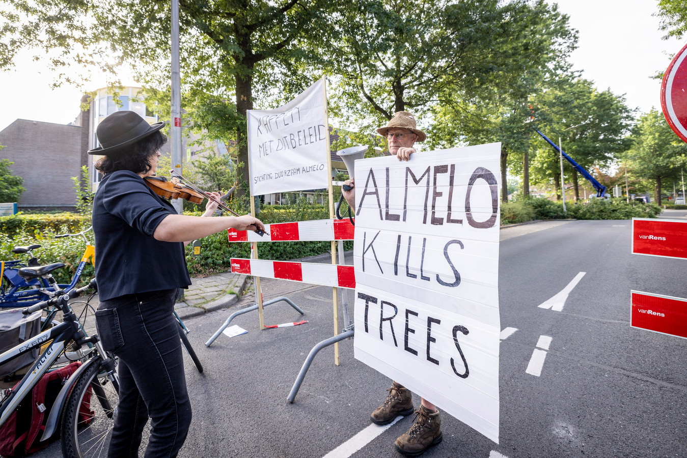Bomenkap in Almelo tijdelijk stilgelegd na protest: ‘We willen een ...