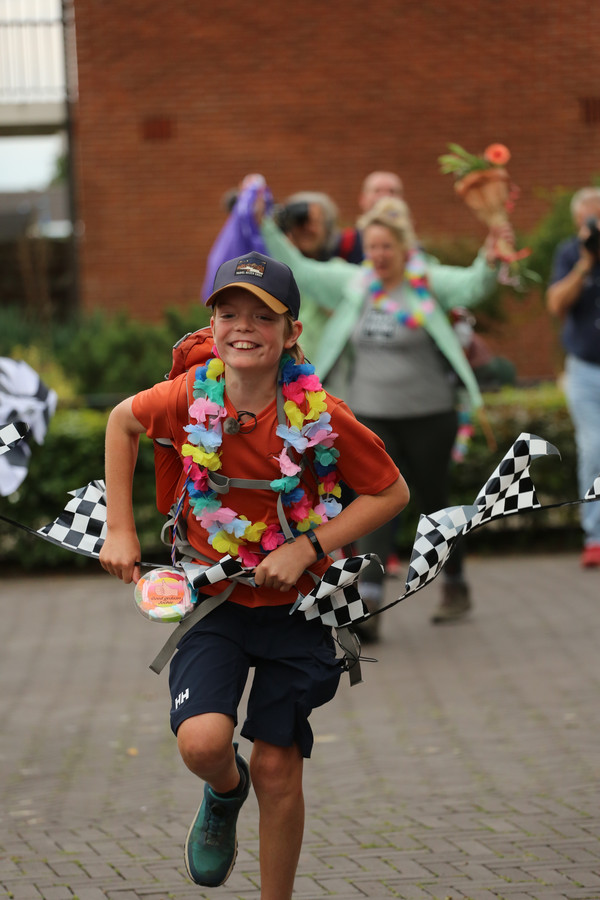Na een wandeling van 374 kilometer voor het epilepsiefonds krijgt Daan ...