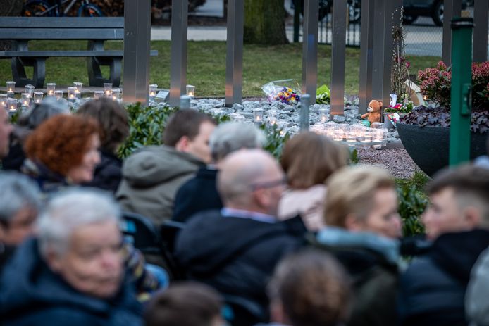 Pakkend herdenkingsmoment bij basisschool ‘t Stekske voor busramp in ...