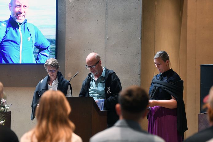 Iwein Segers doet emotioneel afscheidswoord voor broer Lander (47), die ...