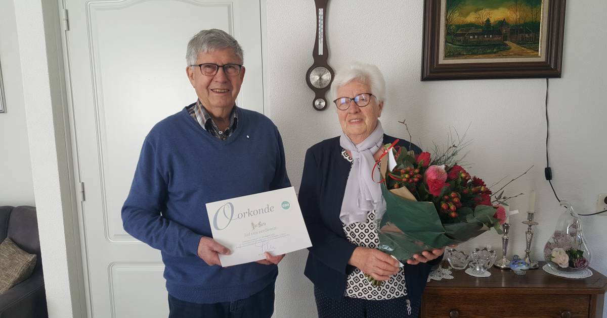 Huldiging Astense CDA-prominenten; Cees Dingemans secretaris dorpsraad ...