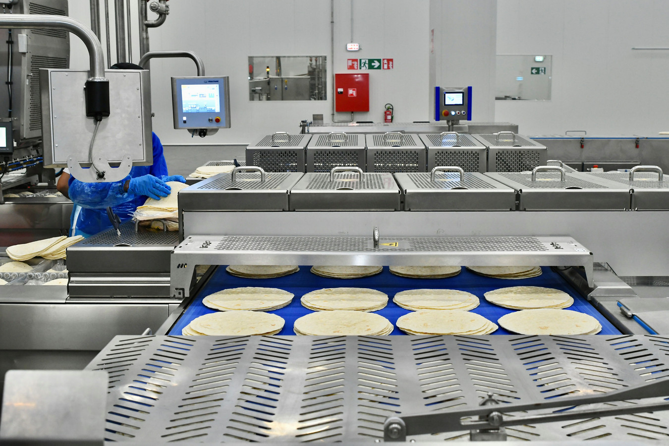 Hier rollen jaarlijks 200 miljoen tortilla’s van de band: Paulig opent ...