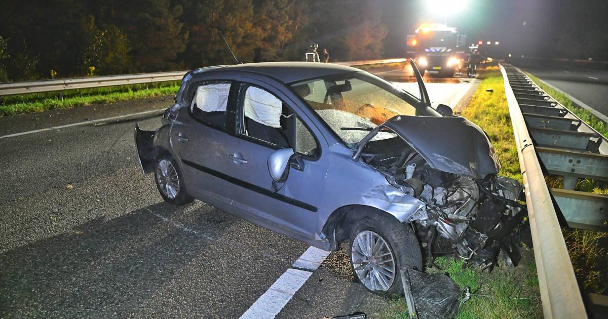 Auto krijgt klapband en belandt in vangrail: brandweerlieden moeten A2 ...