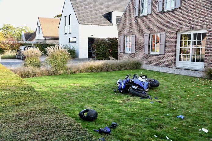 Tijdens eerste rit met vrienden: onervaren motorrijder (20) crasht en ...