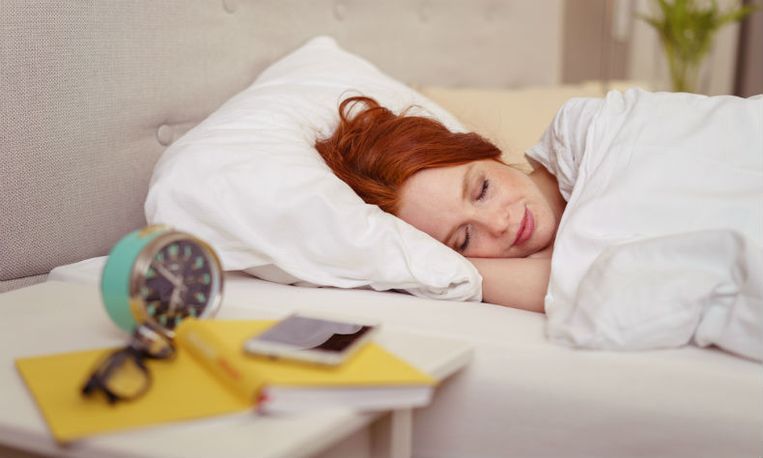 Dit is dé reden waarom je vaak net voor de wekker wakker wordt