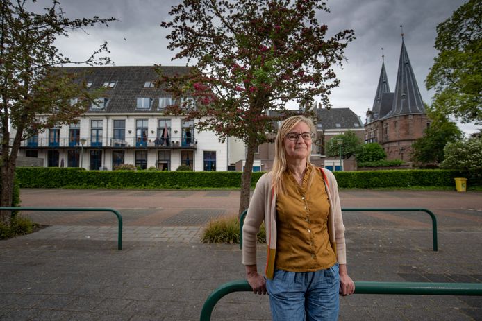 Met versterker en meetstok gaat Carin op pad voor stadswandeling in ...