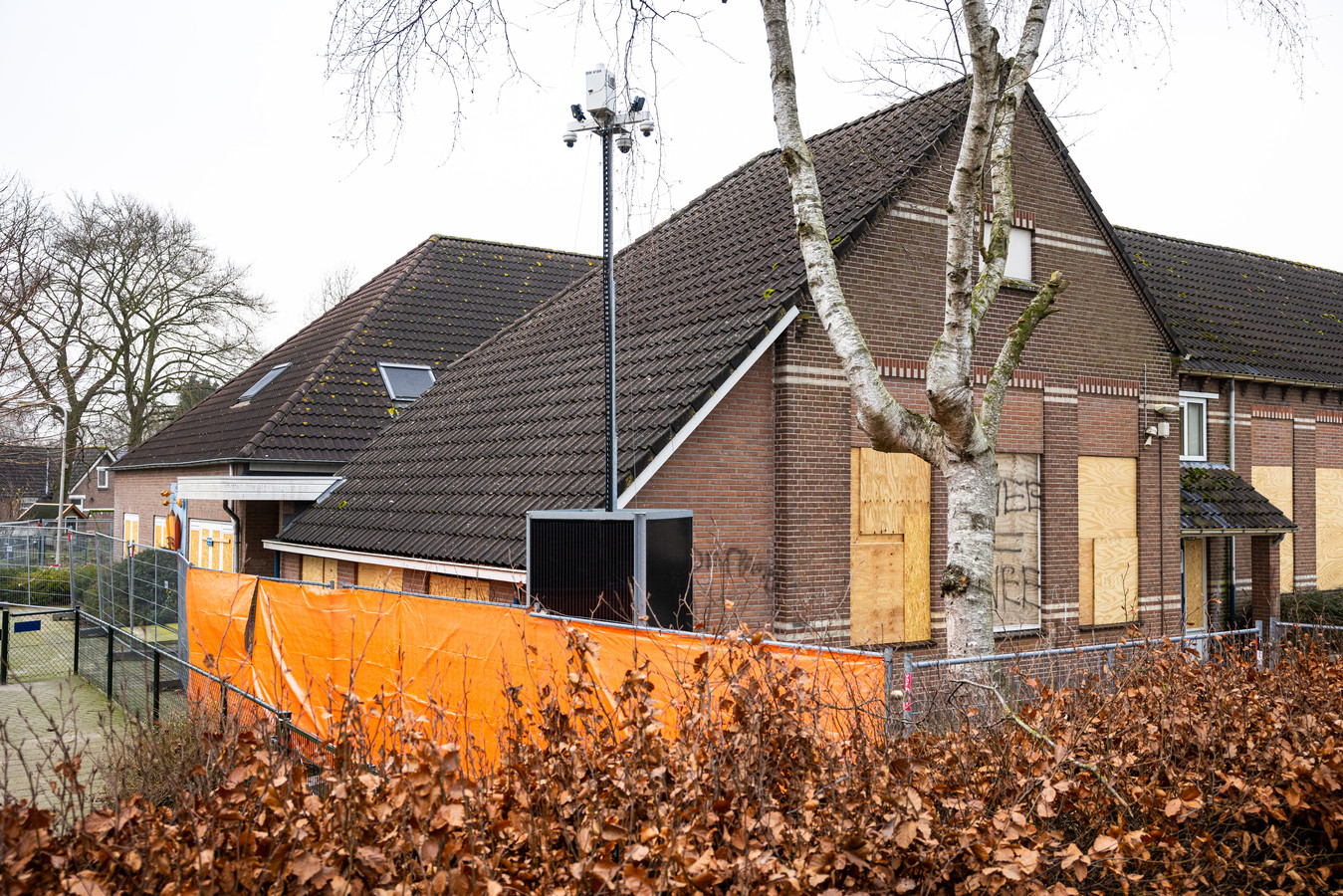 Pleidooi voor sloop oude school Schuinesloot: 'Opruimen en zand erover ...