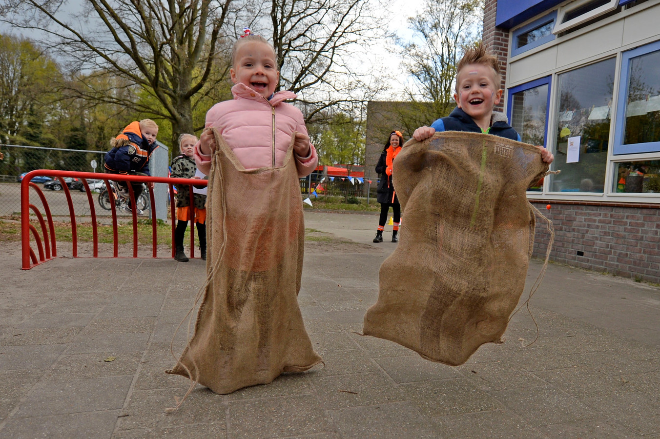 Leerkrachten De Weier in Almelo staken, maar maken zich wél nuttig ...
