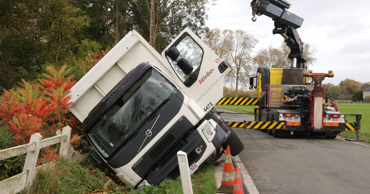 Vrachtwagen met bier en frisdrank belandt in gracht na uitwijkmanoeuvre ...