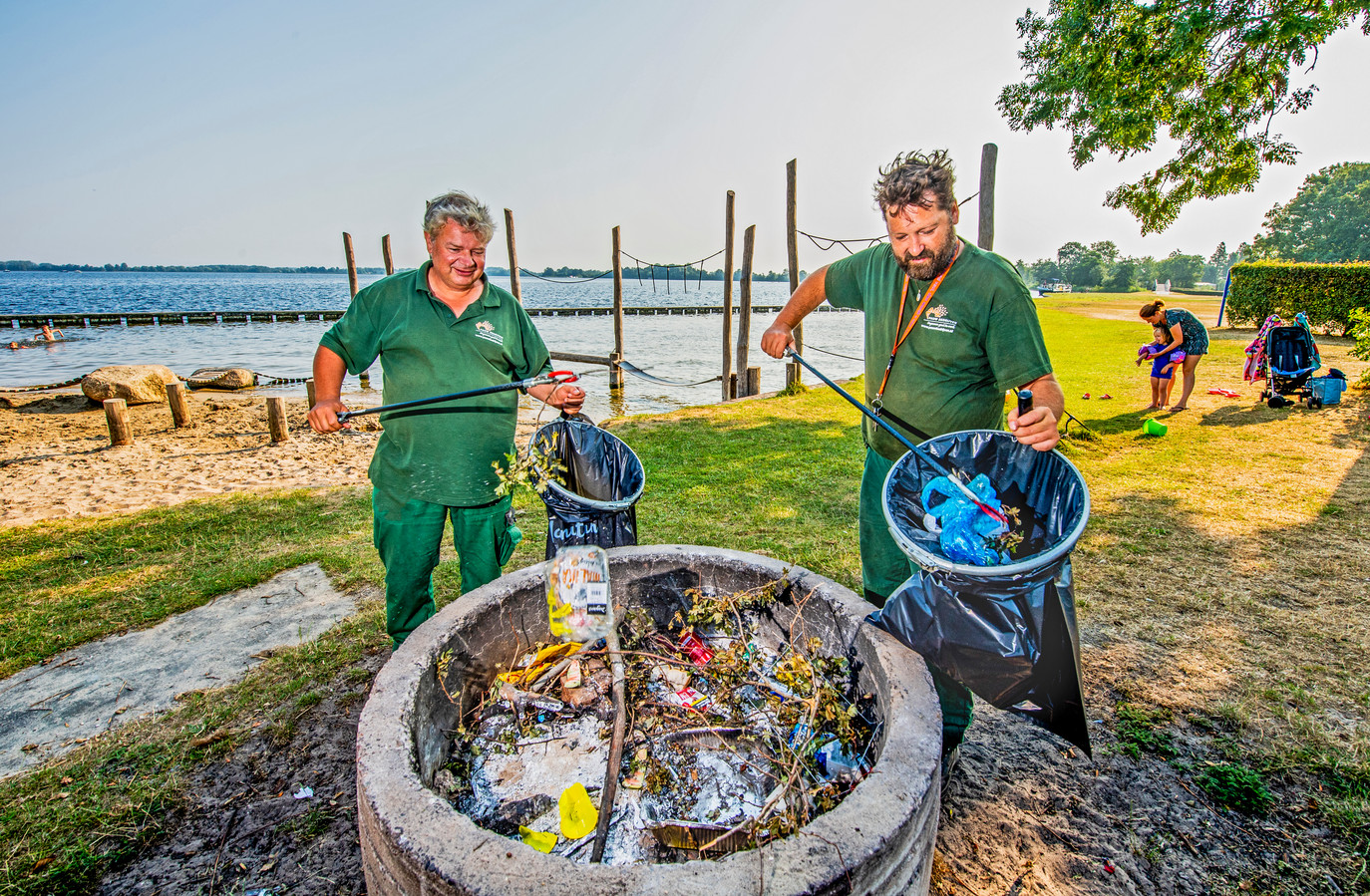 Strandjes brengen vertier en verkoeling maar ook rommel | Foto | AD.nl