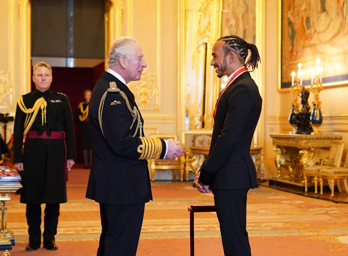 Lewis Hamilton is nu officieel Sir Lewis Hamilton na ceremonie op ...