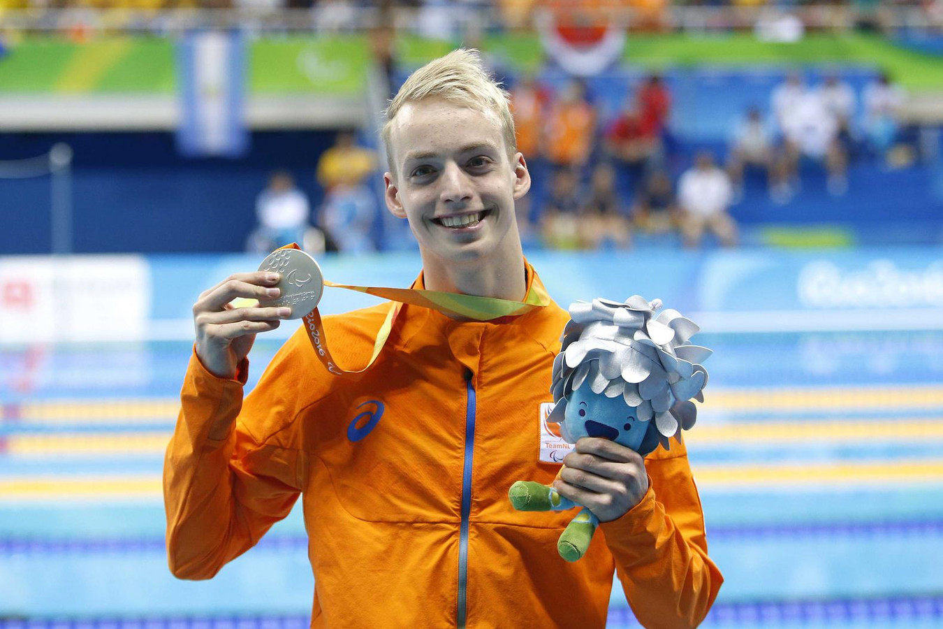 Jongerenonderscheiding voor zwemmer Thijs van Hofweegen | Foto | AD.nl