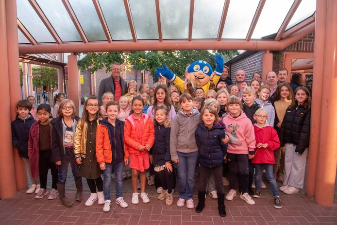 Superheld High-Five beloont Wichelse kinderen die te voet of met de ...