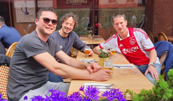 Ajaxfans bouwen feestje in Londen na zege op Spurs | Sport | AD.nl