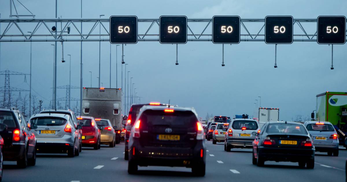 ‘Waarom staan borden op de snelweg niet bij elkaar?’ | Auto | AD.nl