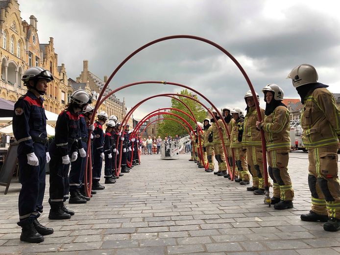 Trouwdag tussen de blussers voor brandweerkoppel uit Dikkebus | Ieper ...