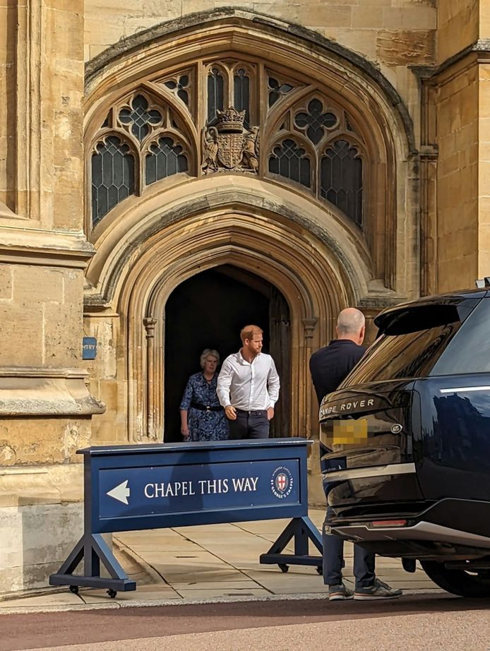 Terwijl royals bij herdenkingsdienst waren, trok prins Harry in geheim ...