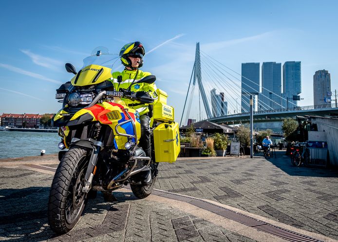 Steile trappen of het strand: nieuwe ambulancemotor kan alles aan ...