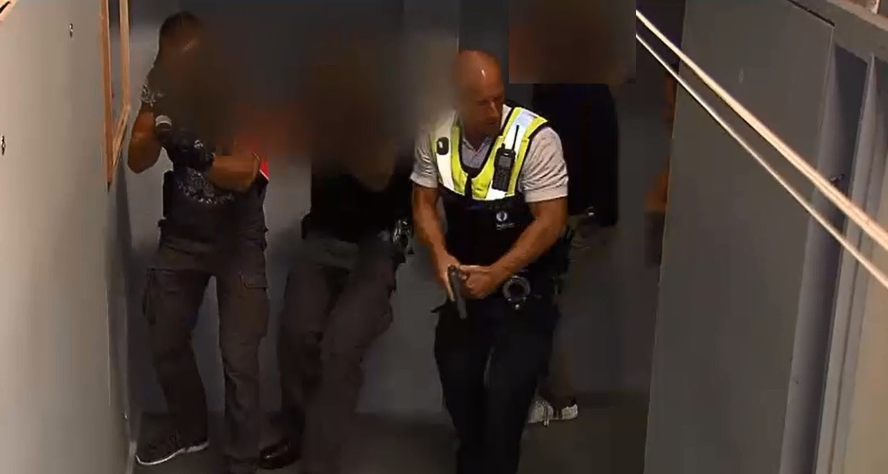 Nederlanders rammen SRT-team politie Antwerpen | Foto | hln.be Nederlanders rammen SRT-team politie Antwerpen | Foto | hln.be