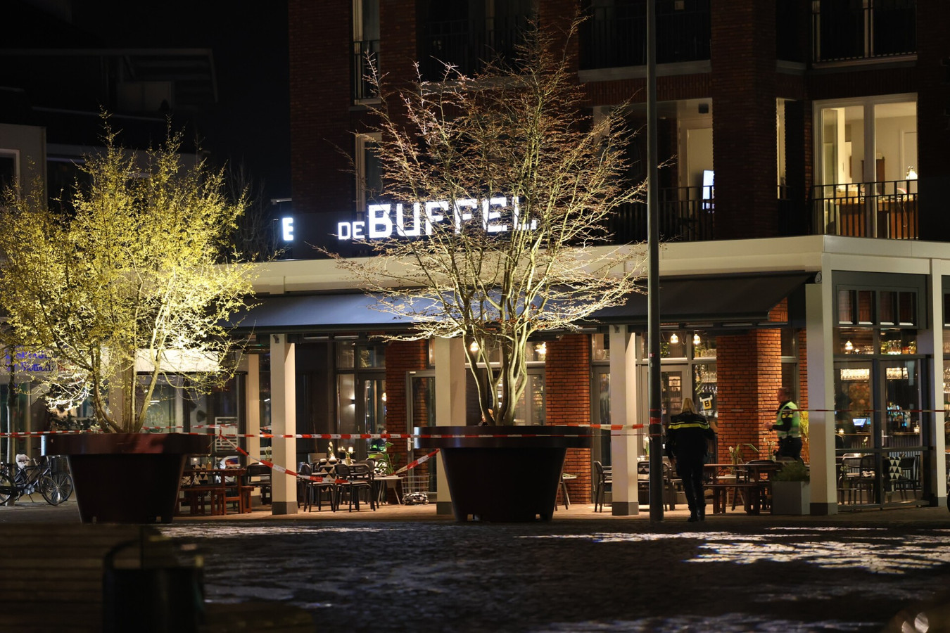 Gasten restaurant in Best overmeesteren overvaller met vuurwapen | Foto ...