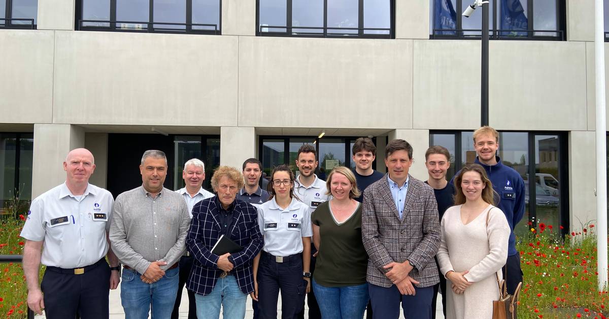 Politie Kouter stelt nieuwe medewerkers voor in nieuw politiegebouw ...