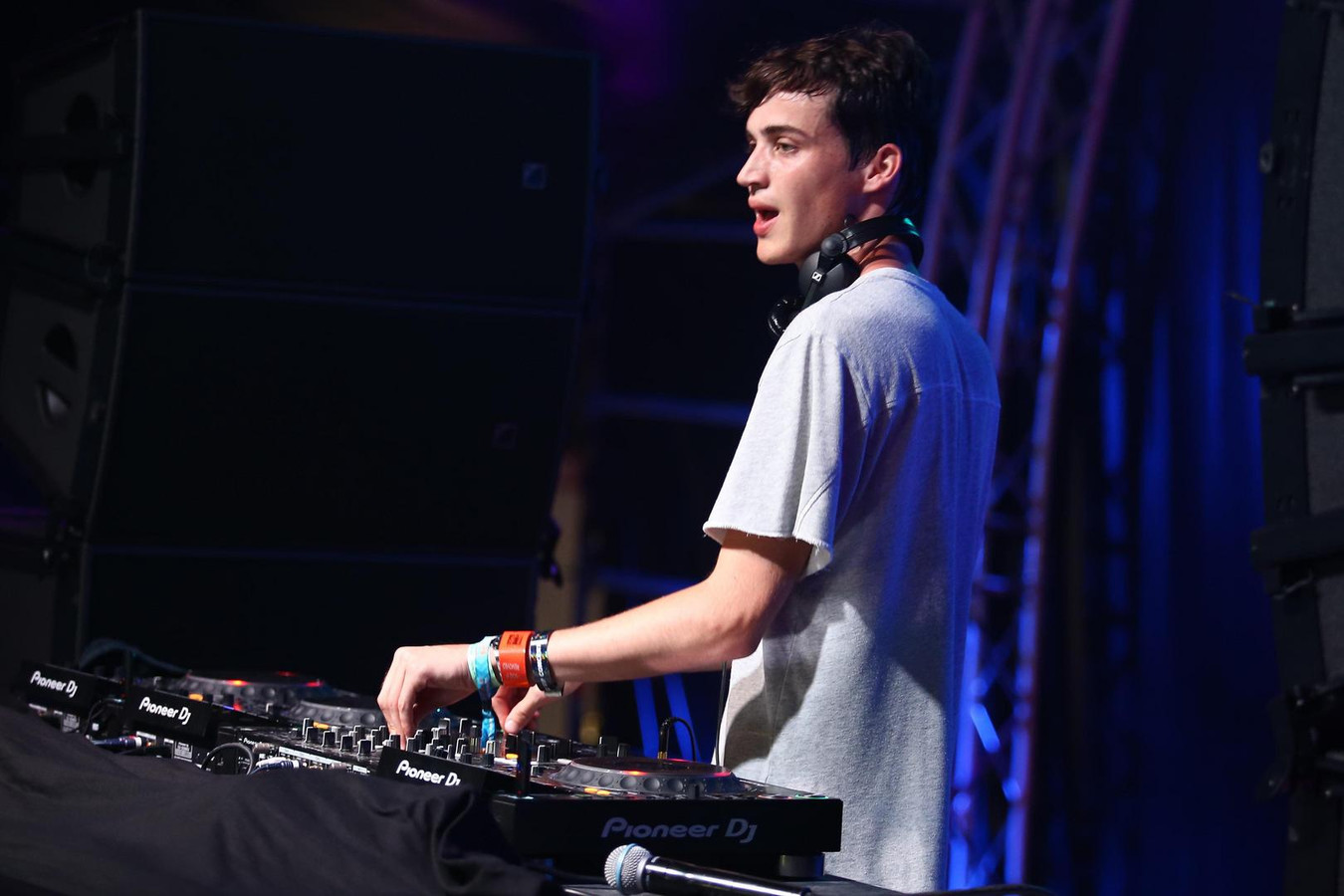 Un DJ set de Henri PFR au sommet de l'Atomium à l'occasion de la fête ...