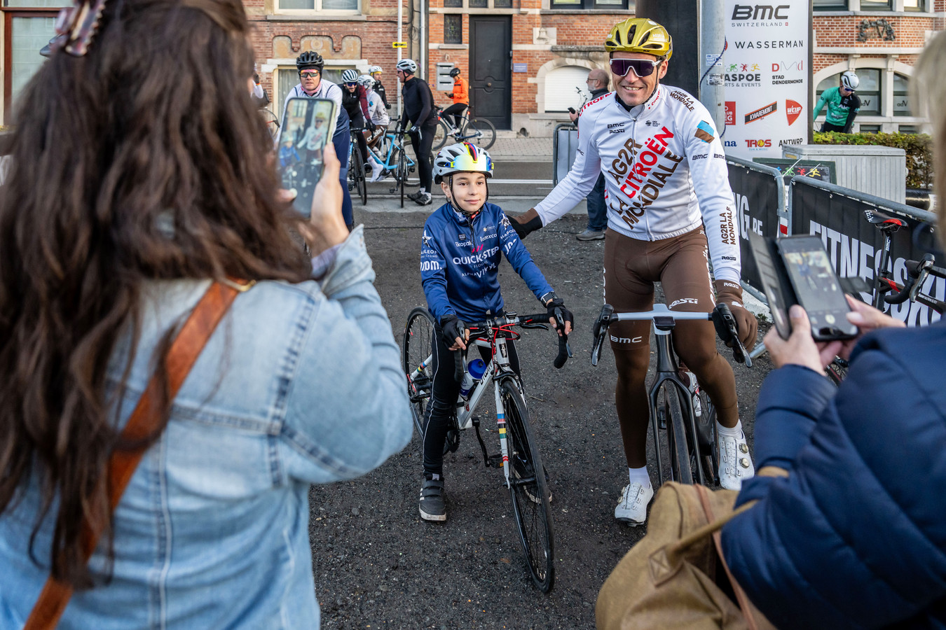 Greg Van Avermaet hangt koersfiets aan de haak na laatste ‘fanride ...