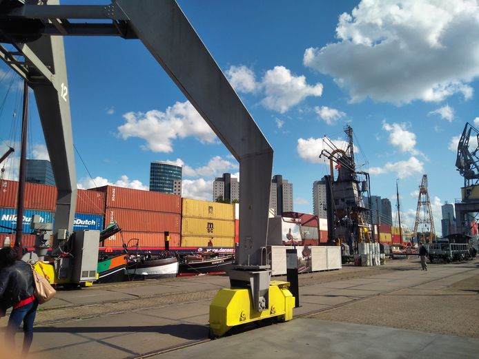 Groot containerschip naast Maritiem Museum trekt veel bezoekers ...