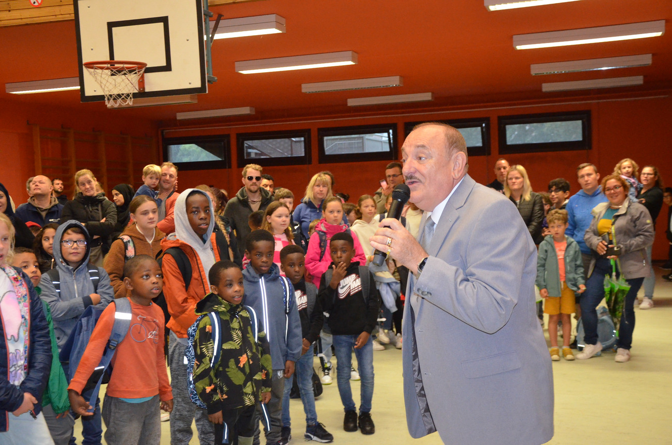 Hugo Sigal verwelkomt leerlingen Hartencollege Basisonderwijs Onderwijslaan op eerste schooldag ...