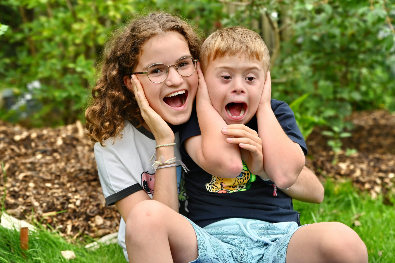 Lilith (14) leerde haar broer Ernest praten met gebaren, nu mag ze koning Filip snelcursus geven ...
