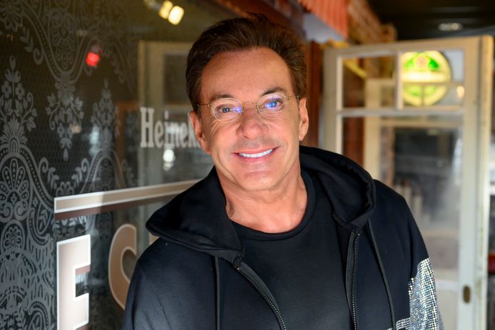 Gerard Joling lijkt eindelijk weer verliefd: “Ik ben aan het daten met ...