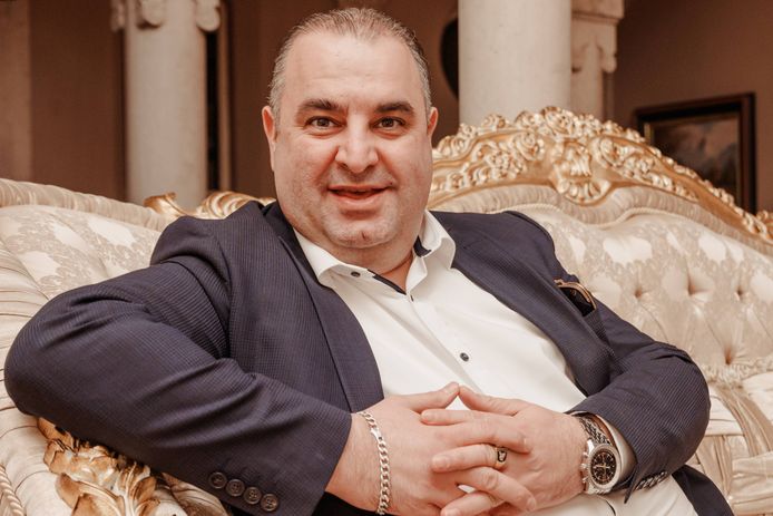 Zakenman Azimi legt uit waarom hij pas na twee jaar uit de school klapt ...