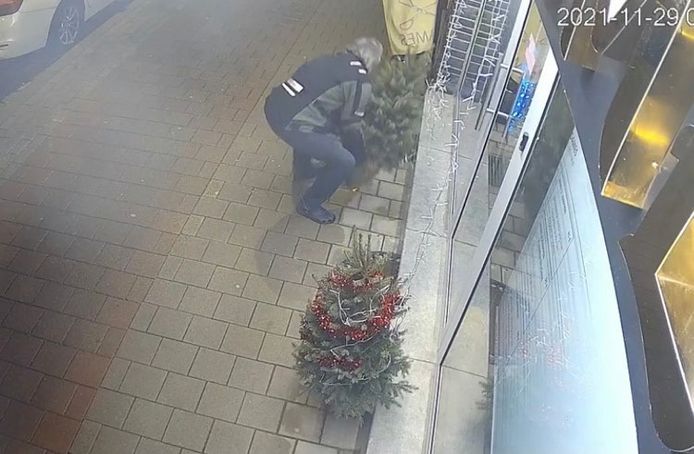 Dief op Crocs gaat aan de haal met kerstboom en -versiering in Ledeberg ...