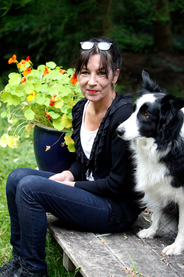 Presentatrice en zangeres Bea Van der Maat (62) is overleden na ...