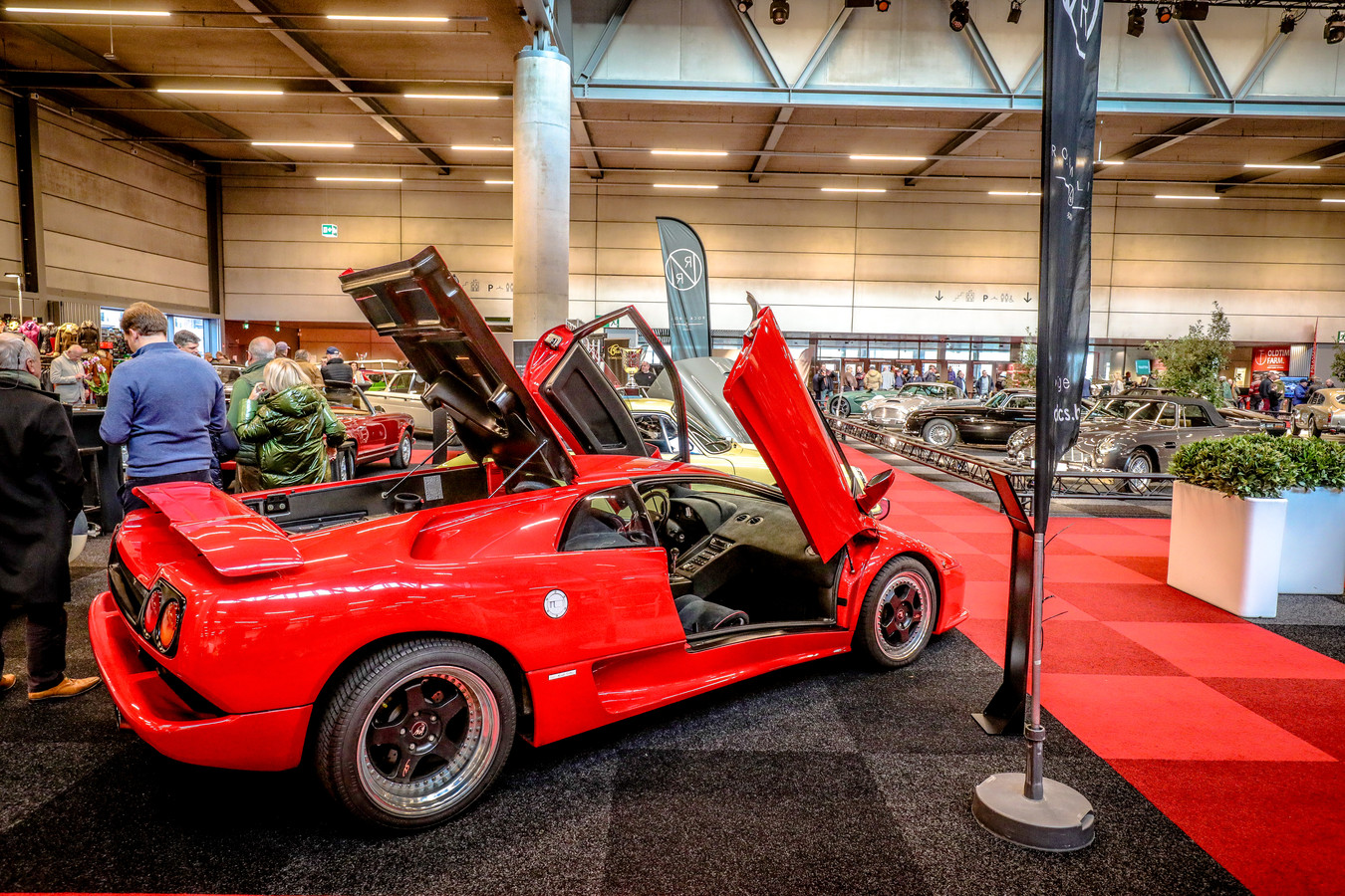 IN BEELD. De grote terugkeer van Auto Classics naar het Beursplein in ...