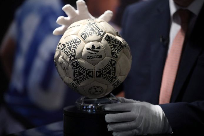 “Main de Dieu” et “but du siècle”: le ballon du doublé mythique de ...
