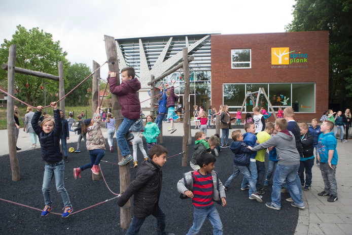 Om de beurt buitenspelen op krap schoolplein Rhenen | Rhenen ...