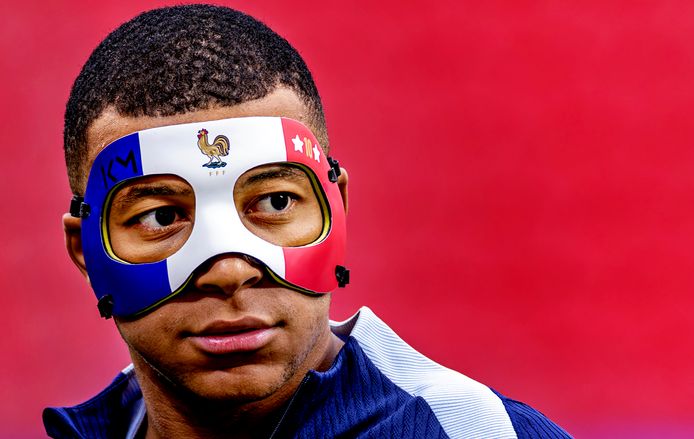 Masker waarmee Kylian Mbappé zich laat zien op training in strijd met ...