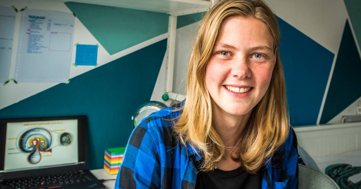 Corona maakt studeren lastig, maar eerstejaars Jenna uit Enschede worstelt zich er wel door ...