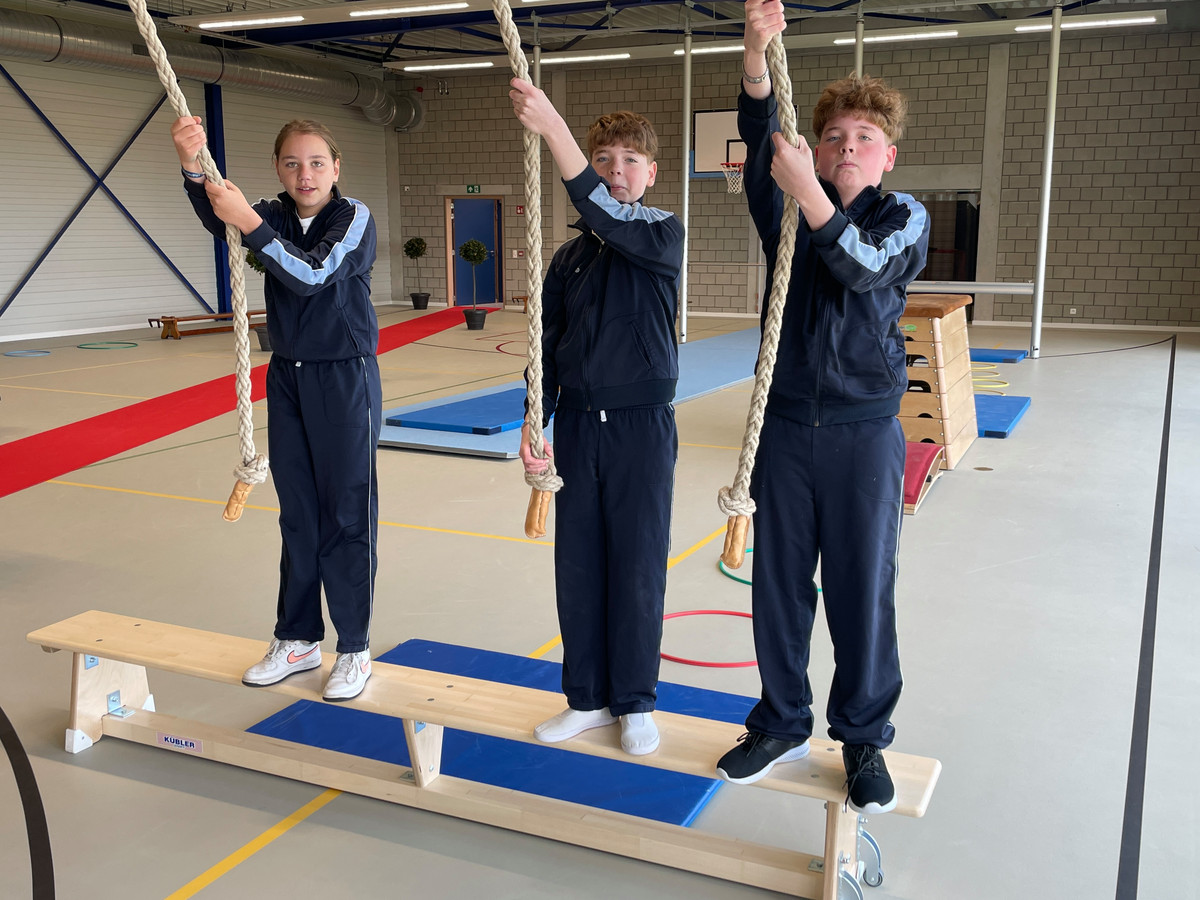 Kinderen Koninklijk Werk Ibis sporten in nieuwe turnzaal met zicht op ...