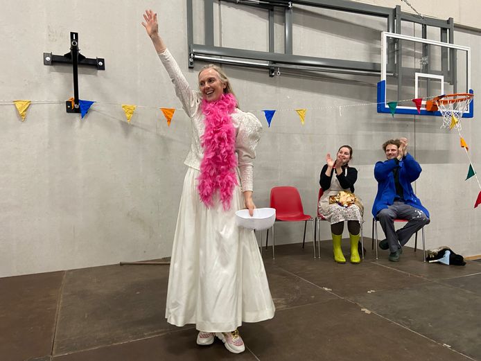 Verklede leerlingen schreeuwen ‘Tess de Prinses’ naar overwinning van ...