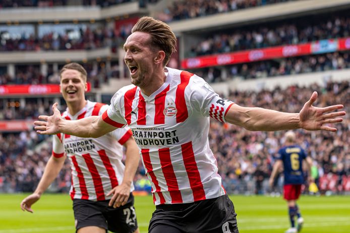 PSV deelt Ajax een uiterst gevoelige tik uit op intense middag ...
