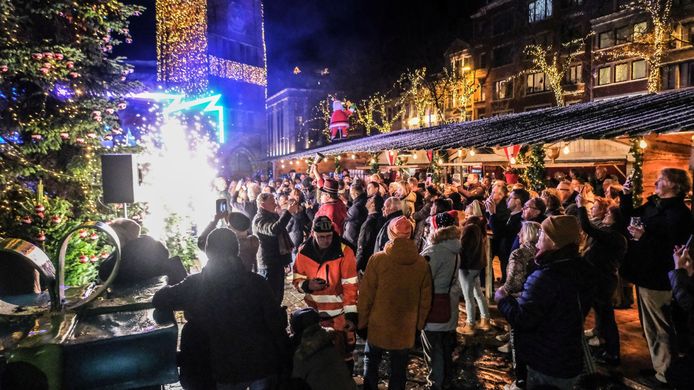 Winter in Kortrijk geopend: Bewonder hoogste kerstboom van het land ...