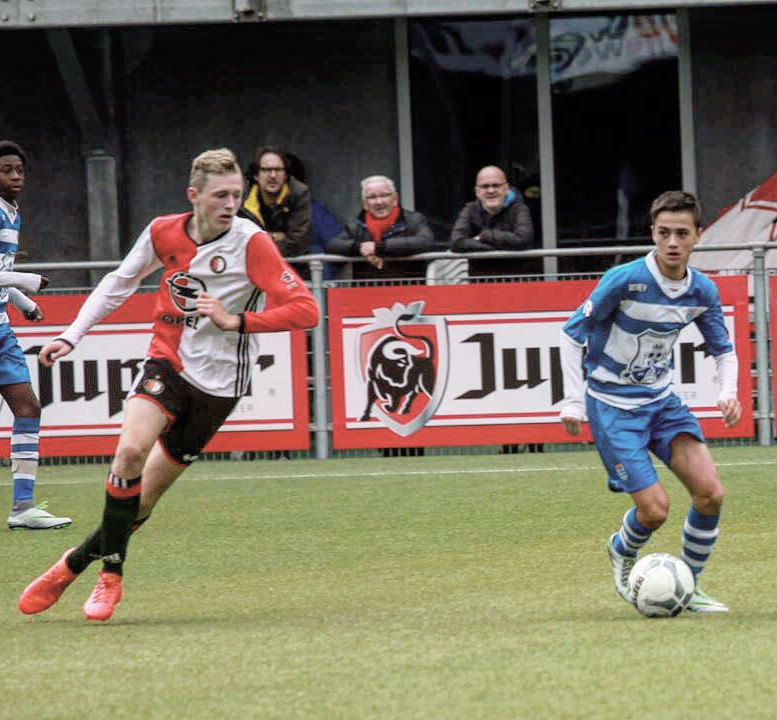 Eliano Reijnders tekent eerste profcontract bij PEC Zwolle | Foto | destentor.nl