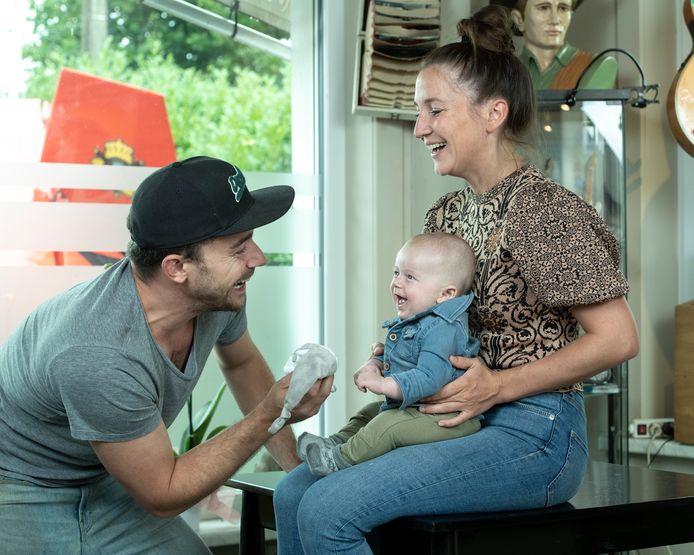 Dean Delannoit is zanger, cafébaas én nu ook vader: “De babyfoon staat ...