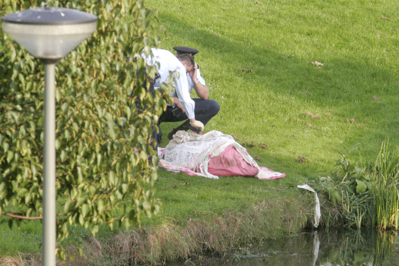 Ze werd 18 jaar geleden gedumpt in een koffer. Wie geeft haar haar identiteit terug? | Foto | AD.nl