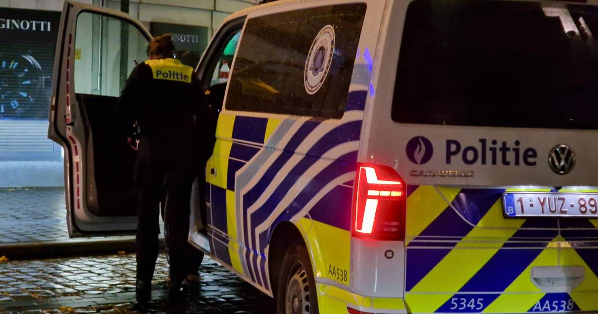 Nederlands voertuig onderschept met 11.000 euro verborgen cash aan ...