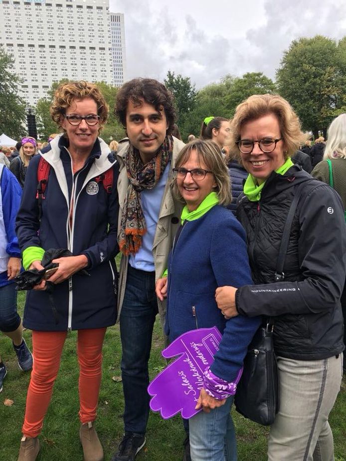 Juffen van Aeresteijn gaan op de foto met Jesse Klaver | Alphen | AD.nl