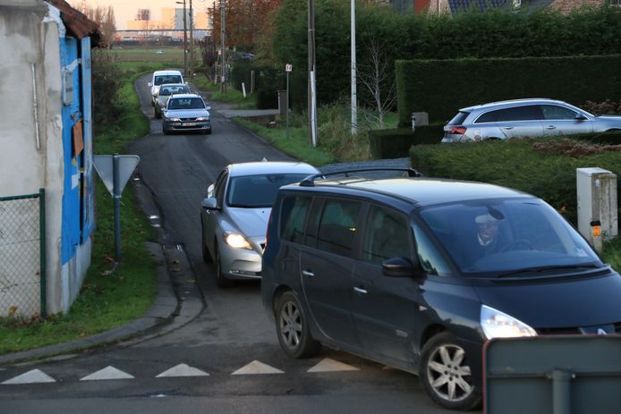 Politie stelt 34 pv’s op voor sluipverkeer | Zwijndrecht | hln.be