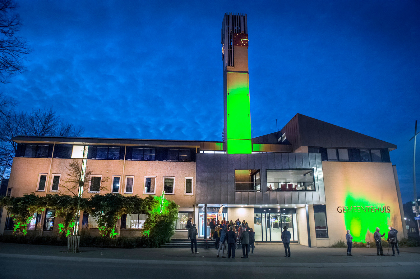 Gemeentehuis Berg en Dal kleurt groen, als teken van hoop | Foto ...